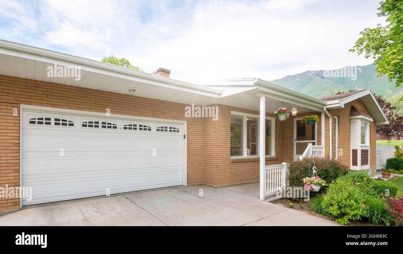 Side view wood wooden door of a building residence home hi-res stock ...