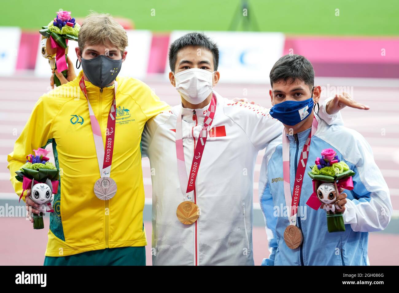 Tokyo, Japan. 4th Sep, 2021. Gold medalist Deng Peicheng (C) of China ...