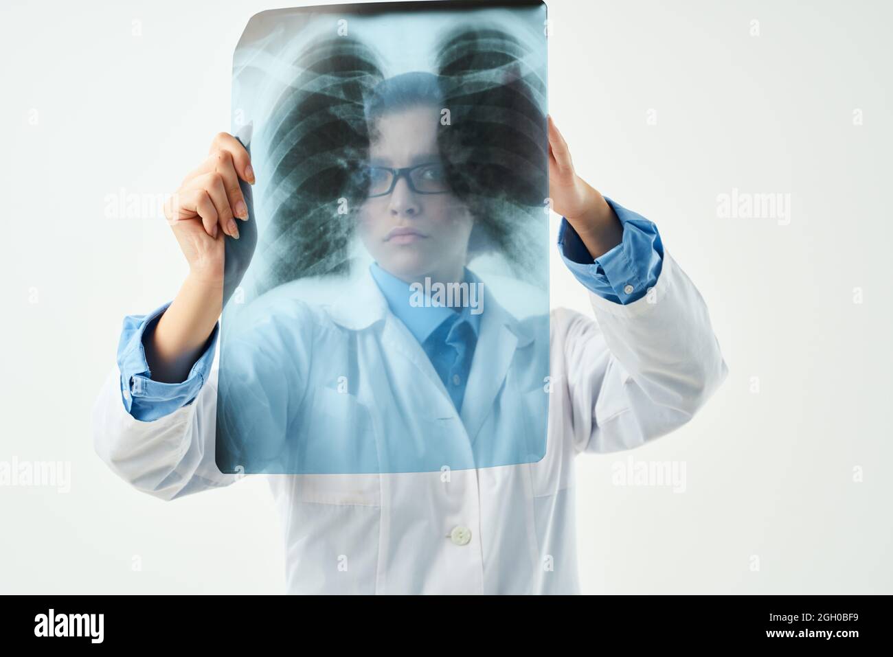 medical professional radiologist x-ray lung diagnostics Stock Photo - Alamy