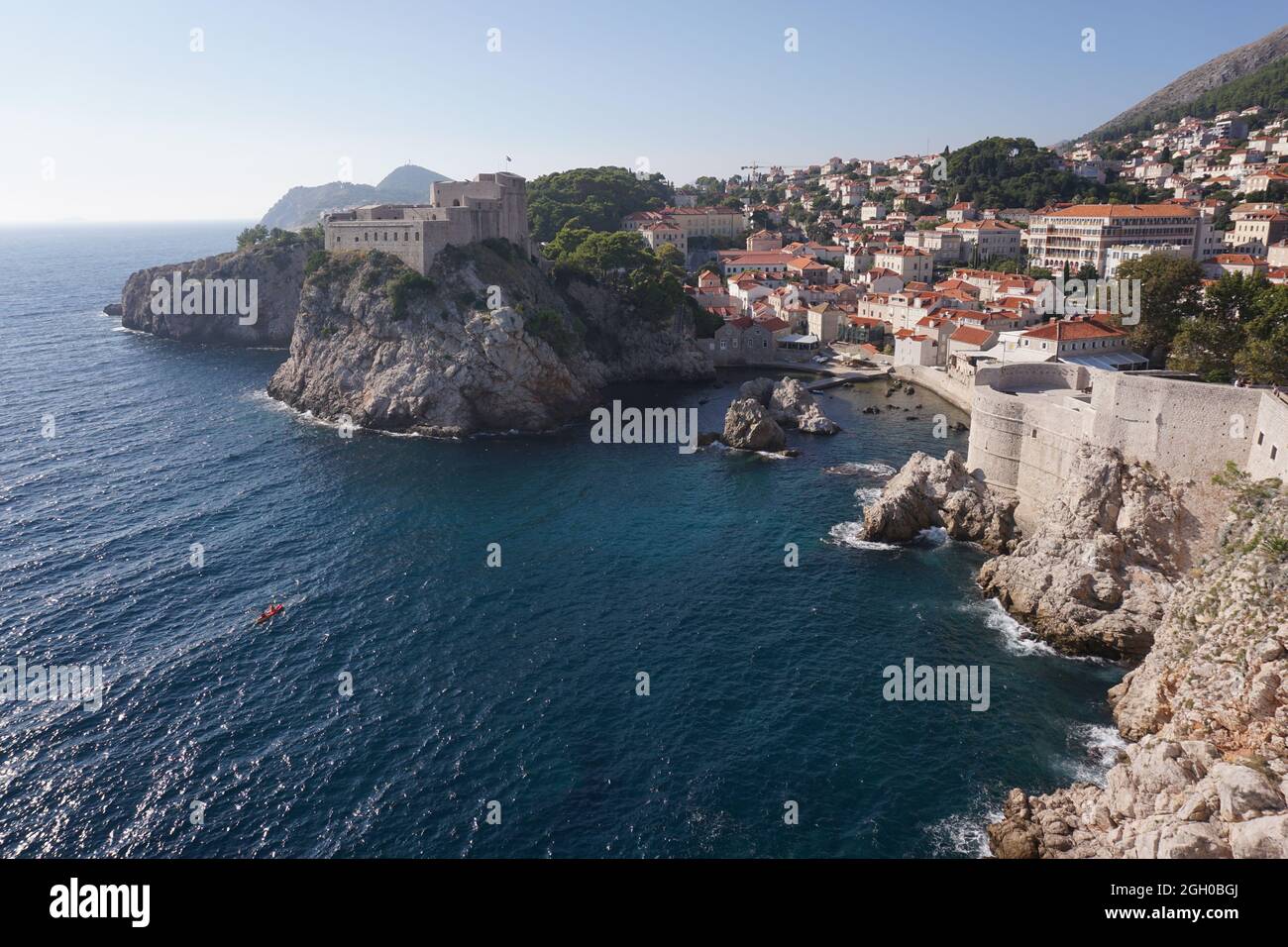 Spectacular view from Dubrovnik's city walls onto the adriatic sea ...