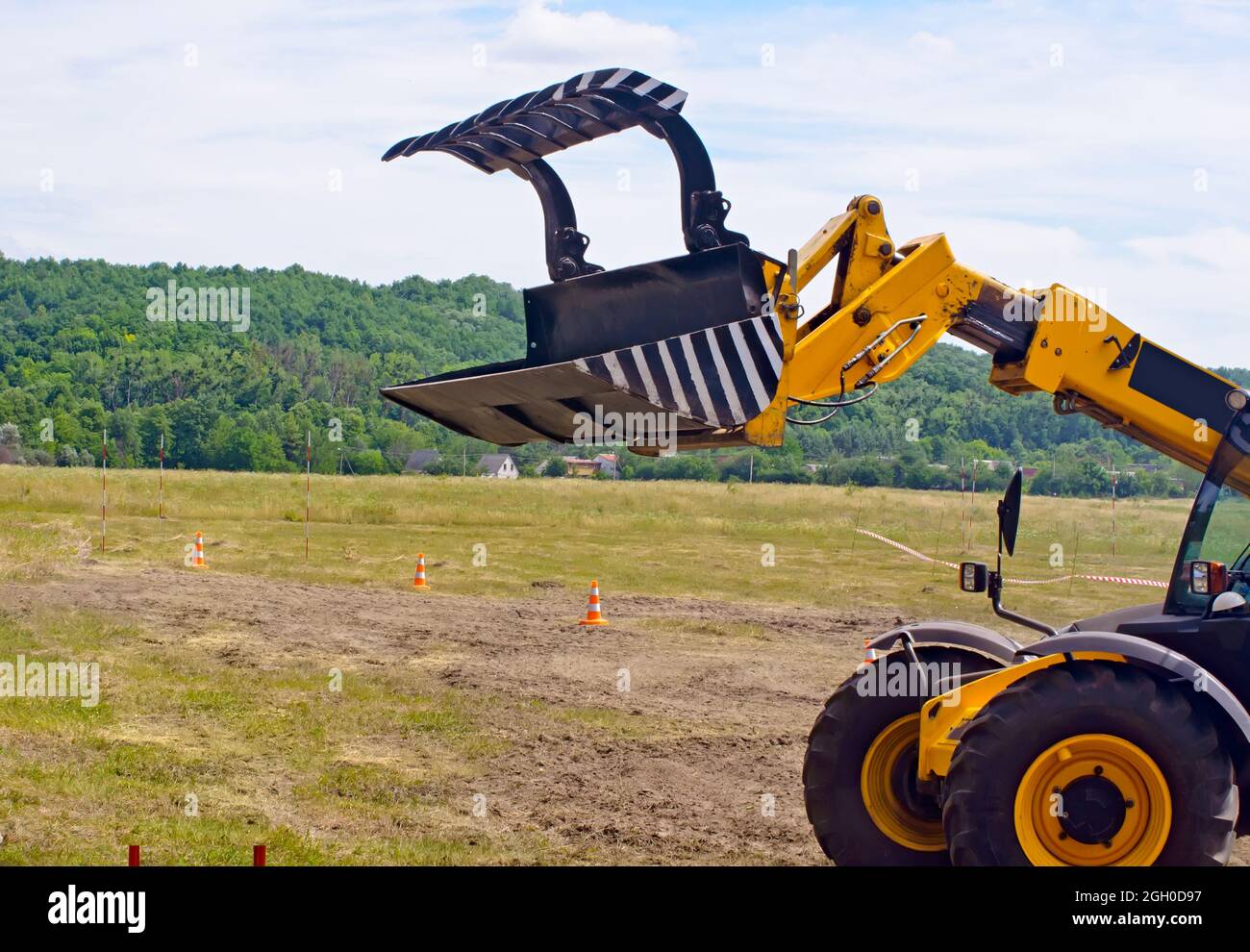 Bucket tractor yellow. Side view Stock Photo - Alamy
