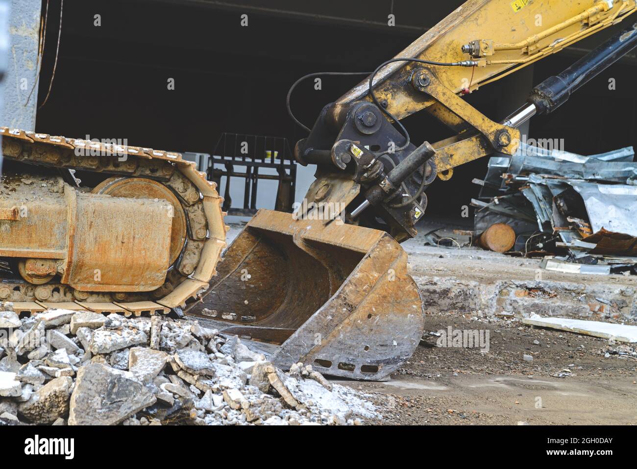 Bucket bulldozer removes construction waste Stock Photo - Alamy