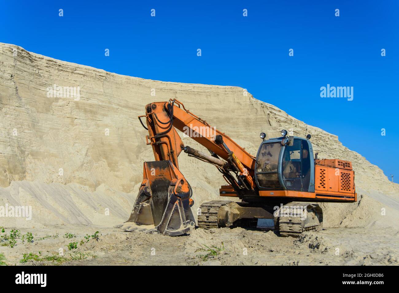 Red excavator hi-res stock photography and images - Alamy