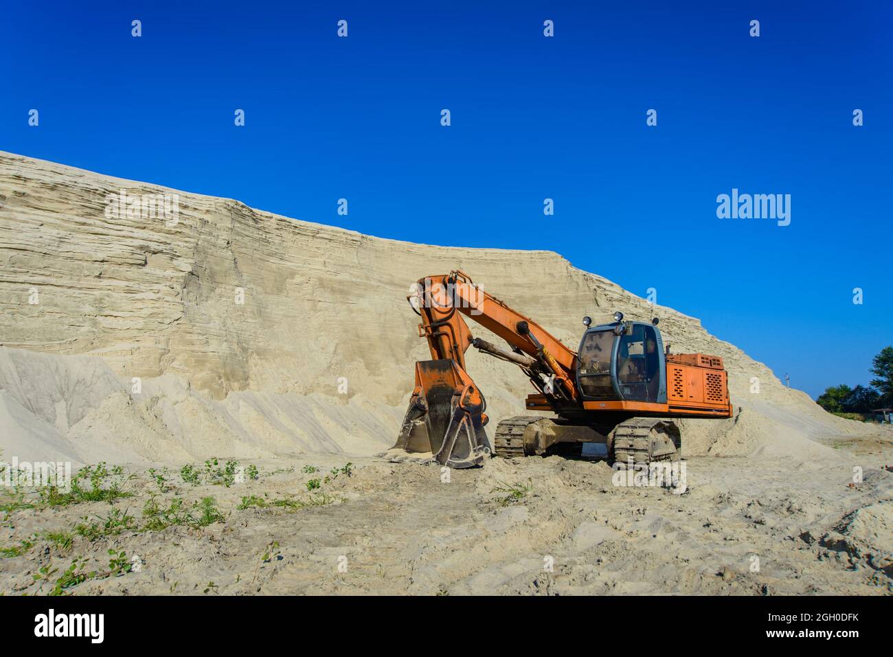Red excavator hi-res stock photography and images - Alamy