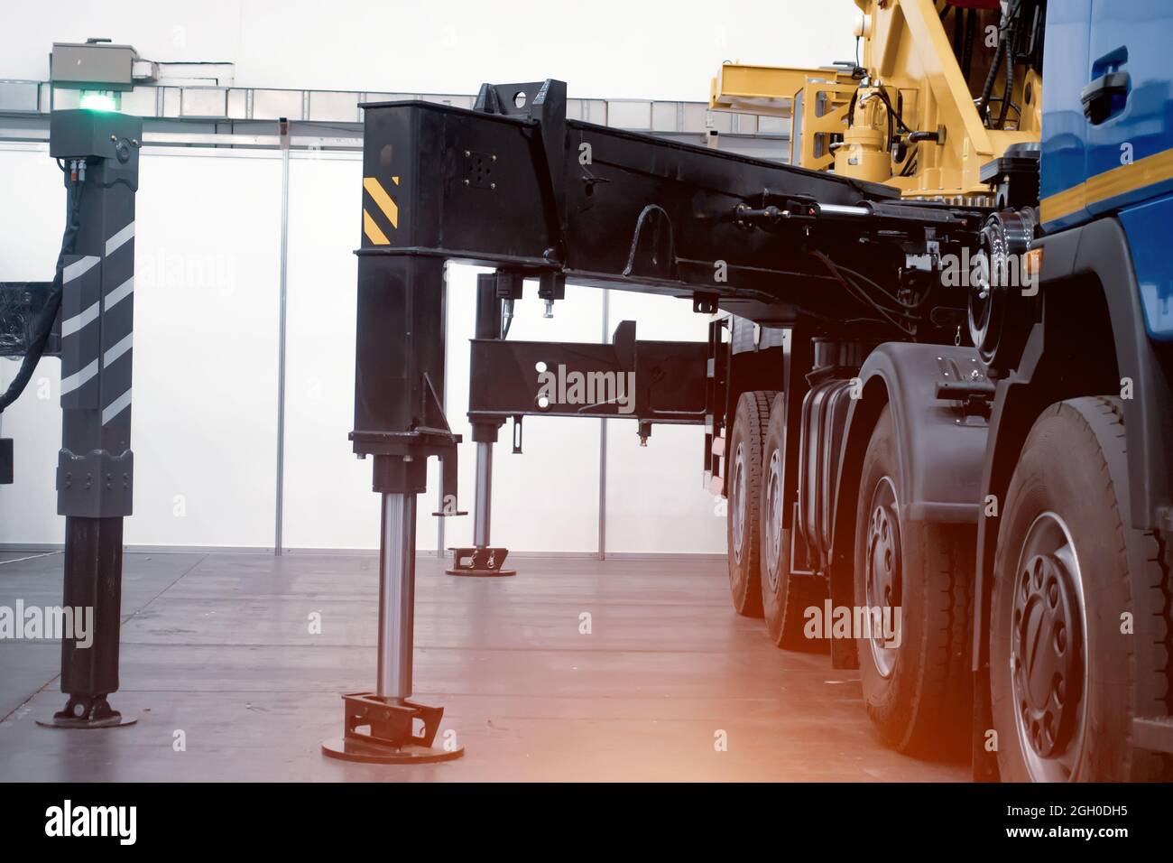 Crane outrigger hi-res stock photography and images - Alamy