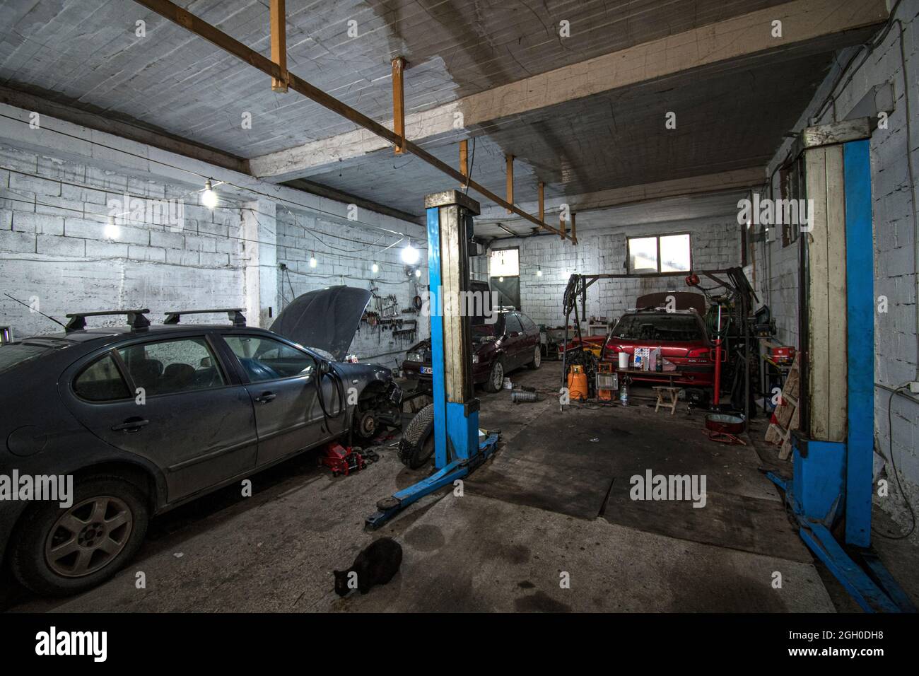 Inside the real car repair shop Stock Photo - Alamy