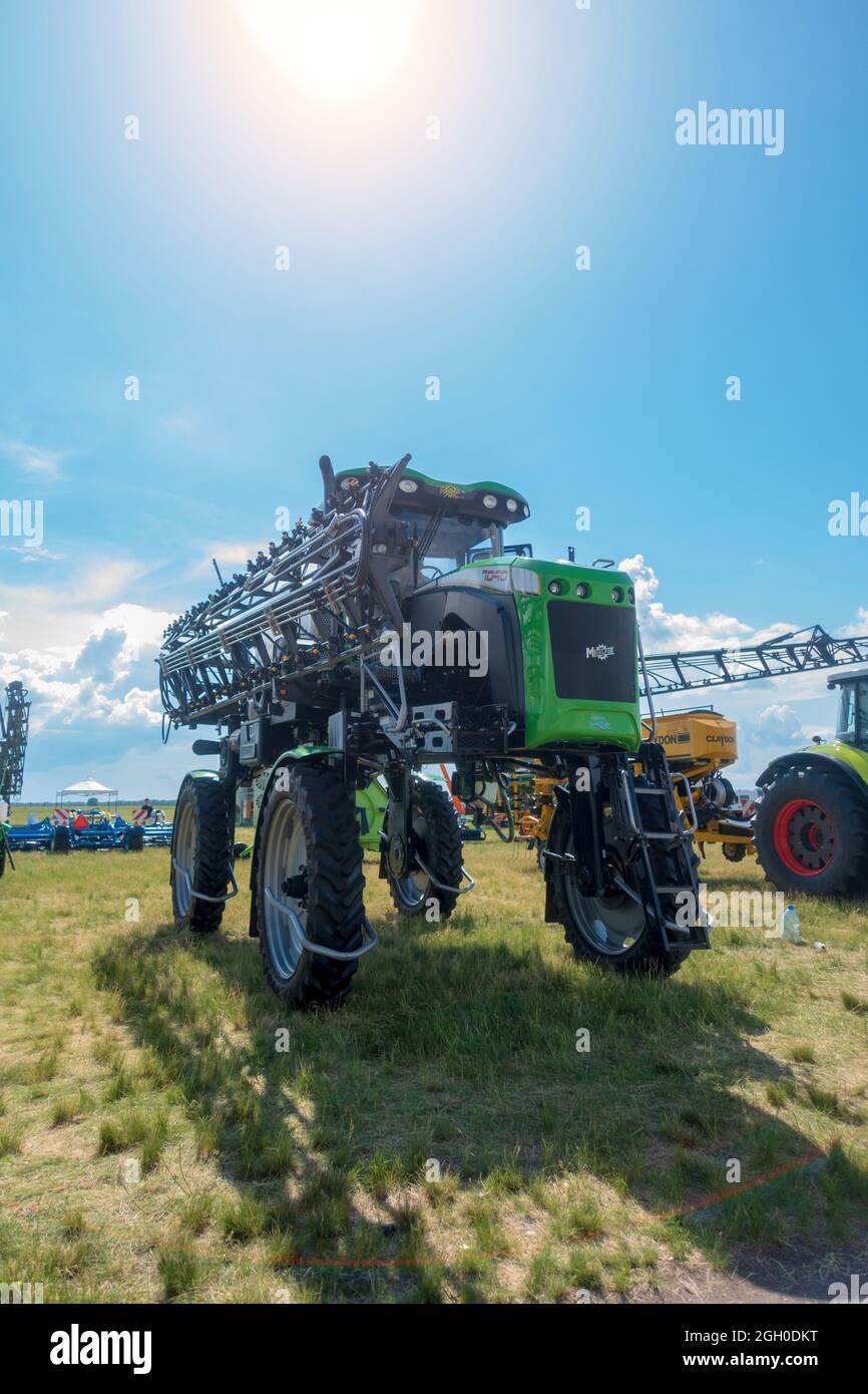 Self propelled sprayers hi-res stock photography and images - Alamy