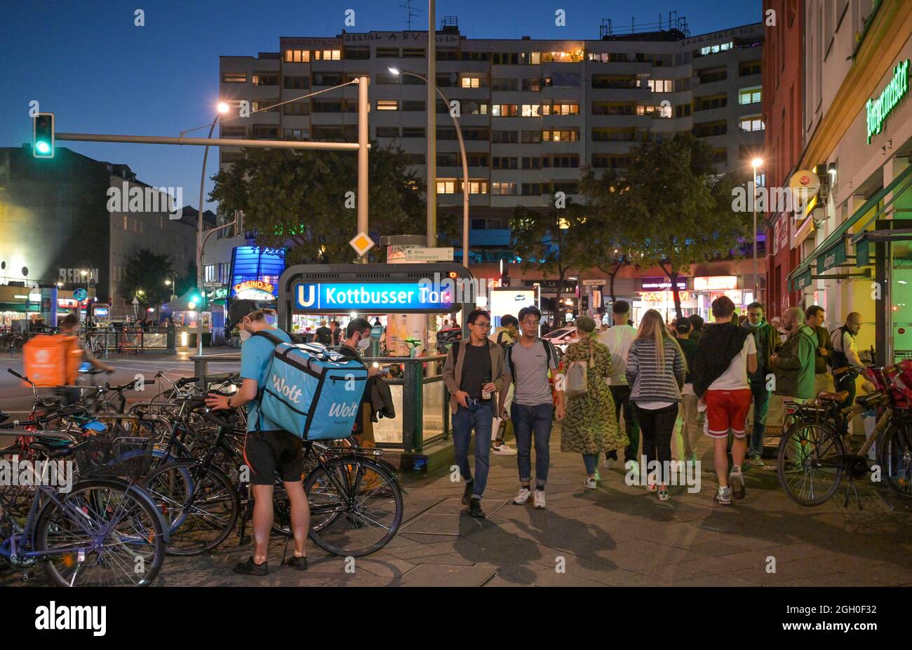 Straßenszene, Kottbusser Tor, Kreuzberg, Friedrichshain-Kreuzberg, Berlin, Deutschland Stock ...