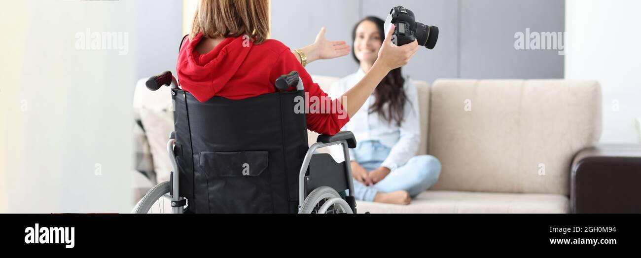 Woman holds dslr camera hi-res stock photography and images - Alamy
