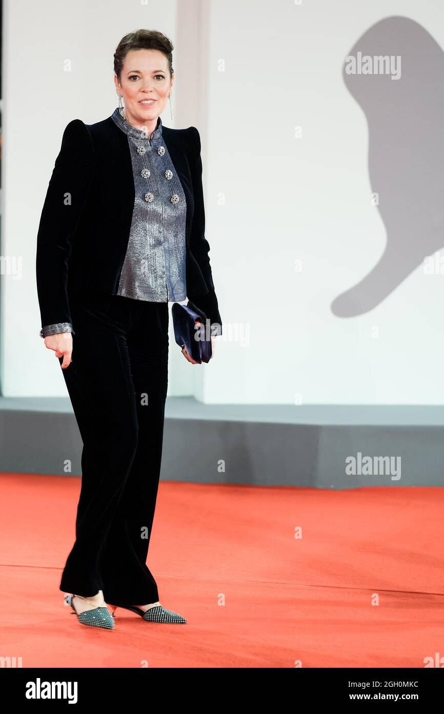 The lost daughter film olivia colman hi-res stock photography and ...