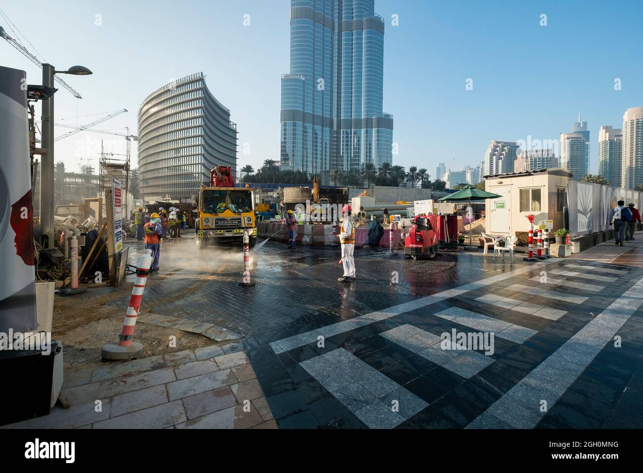 Burj khalifa construction workers hi-res stock photography and images ...