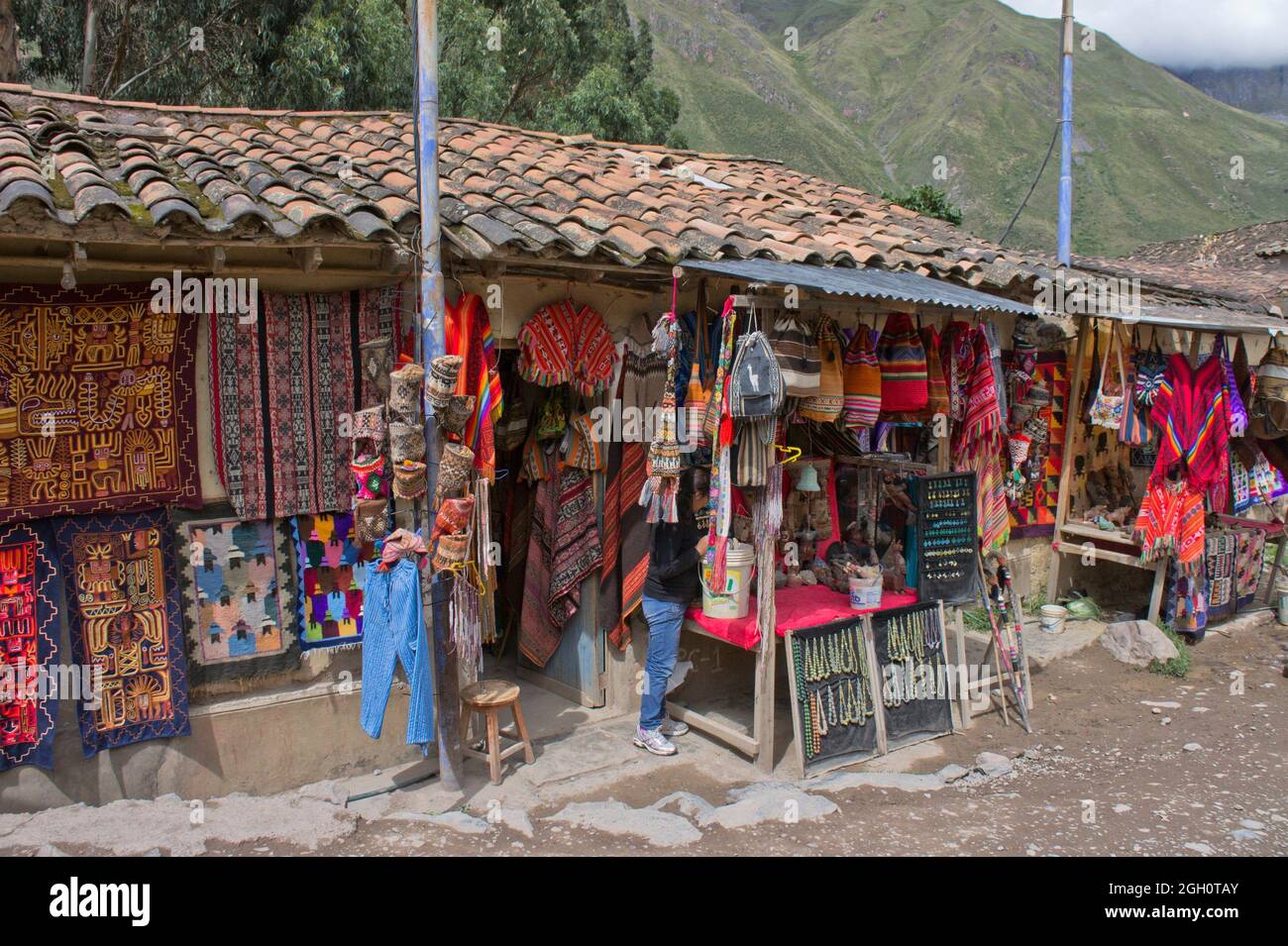 Traditional clothing of peru hi-res stock photography and images - Alamy