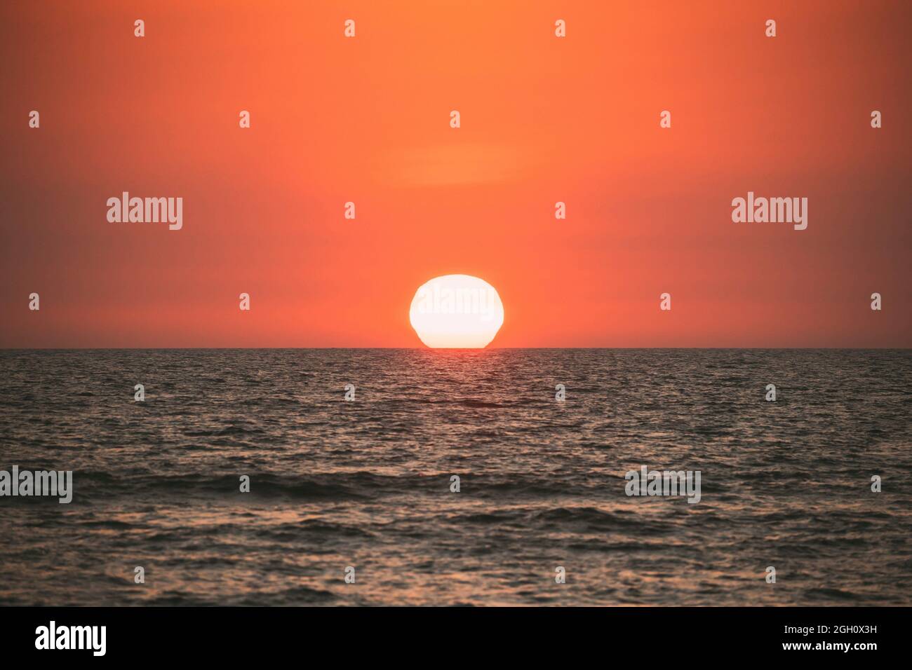 Sun on the horizon hi-res stock photography and images - Alamy