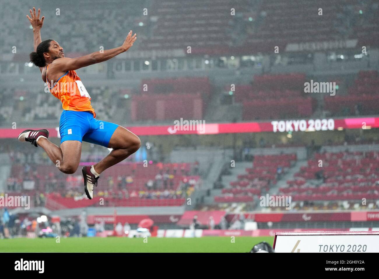 Mens long jump hi-res stock photography and images - Alamy