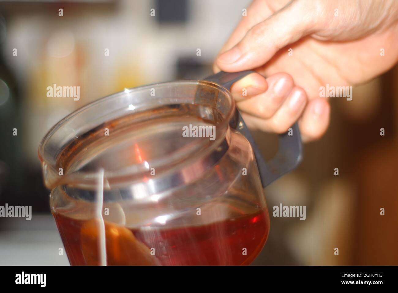 Tea infusing with glass tea pot and pouring into cups Stock Photo - Alamy
