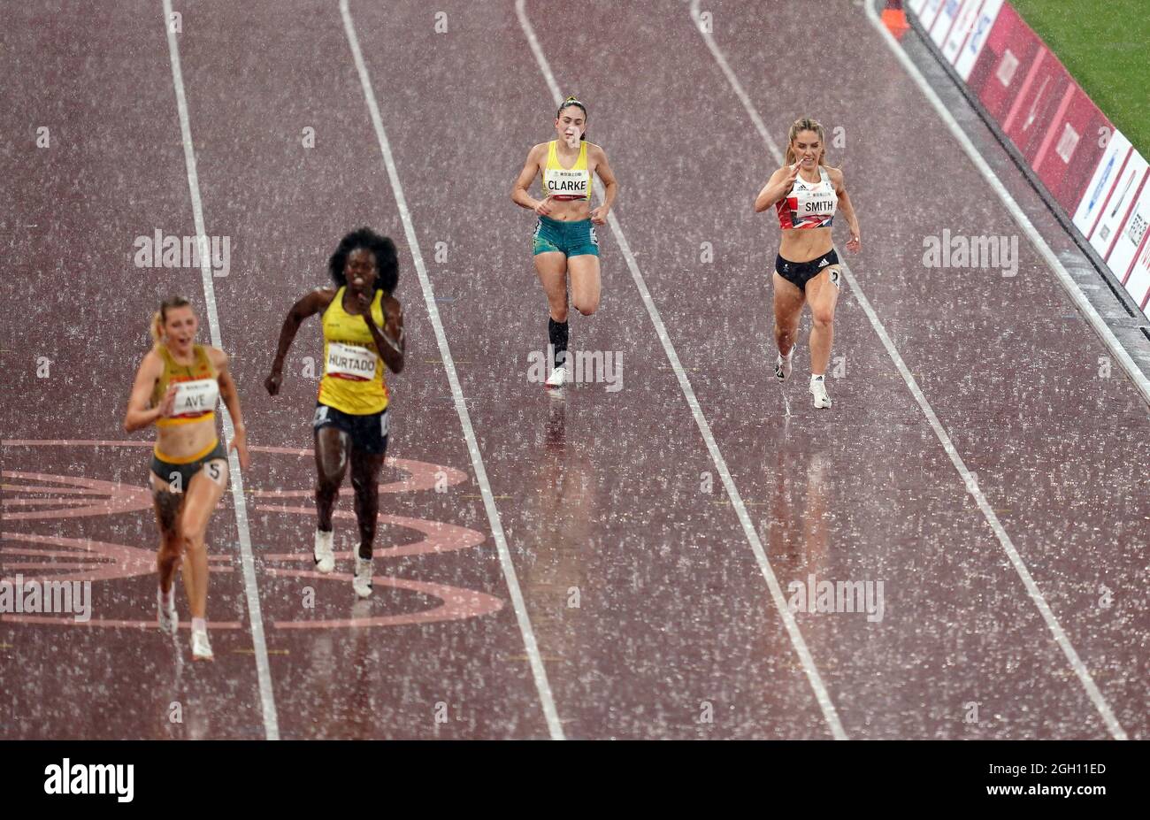 Ali Smith (right) of Great Britain as Lindy Ave of Germany wins the ...