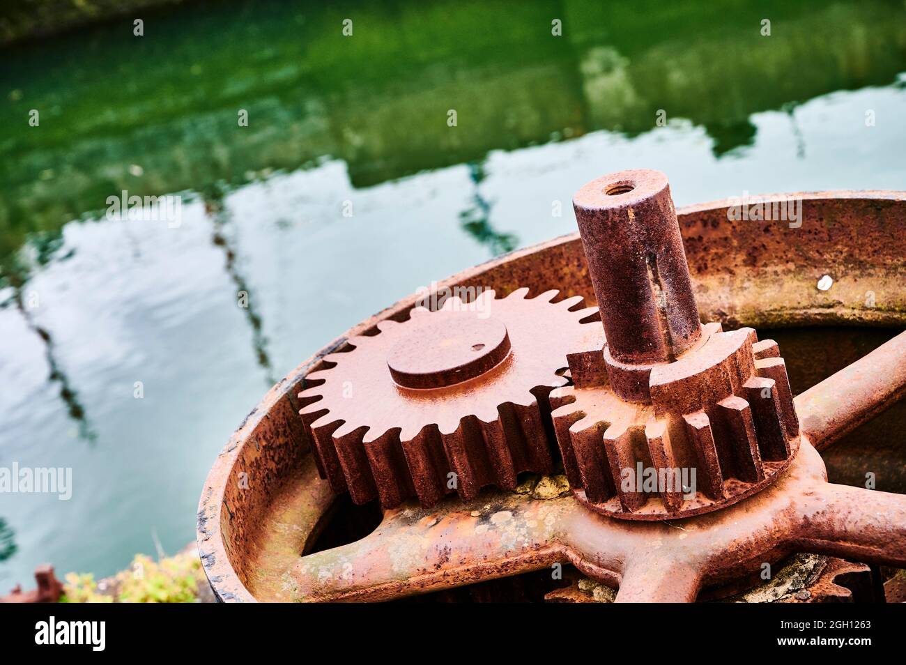 Rusty cog hi-res stock photography and images - Alamy