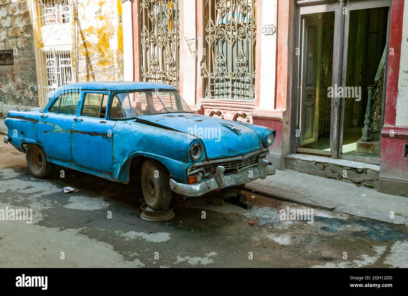 Rundown buildings in old havana hi-res stock photography and images - Alamy
