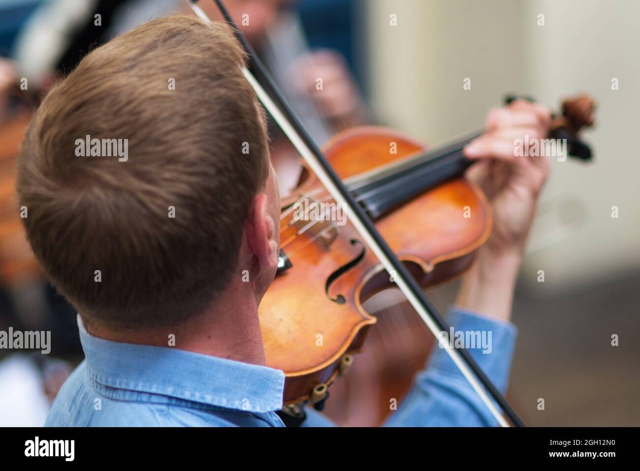 Playing violin hi-res stock photography and images - Alamy