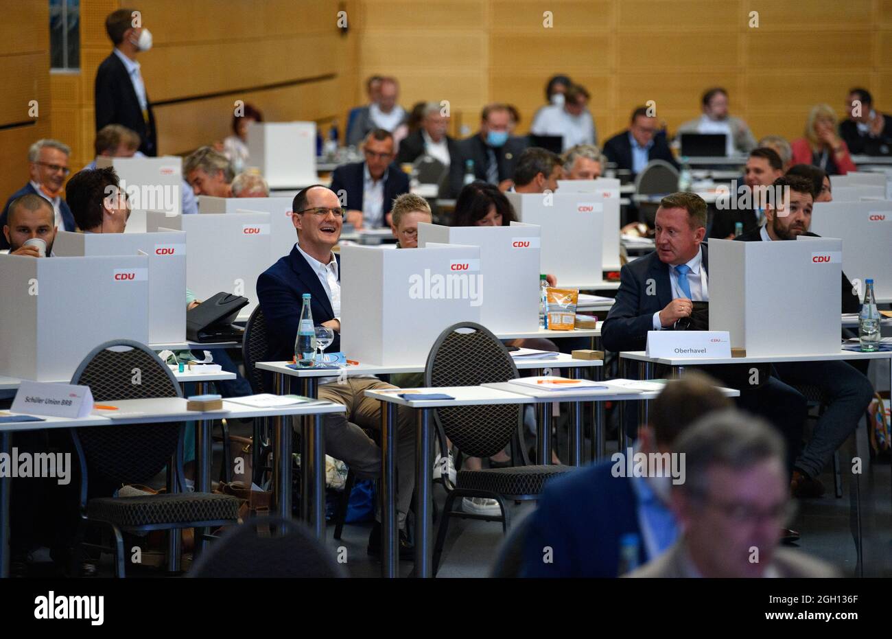 Mobile voting hi-res stock photography and images - Alamy