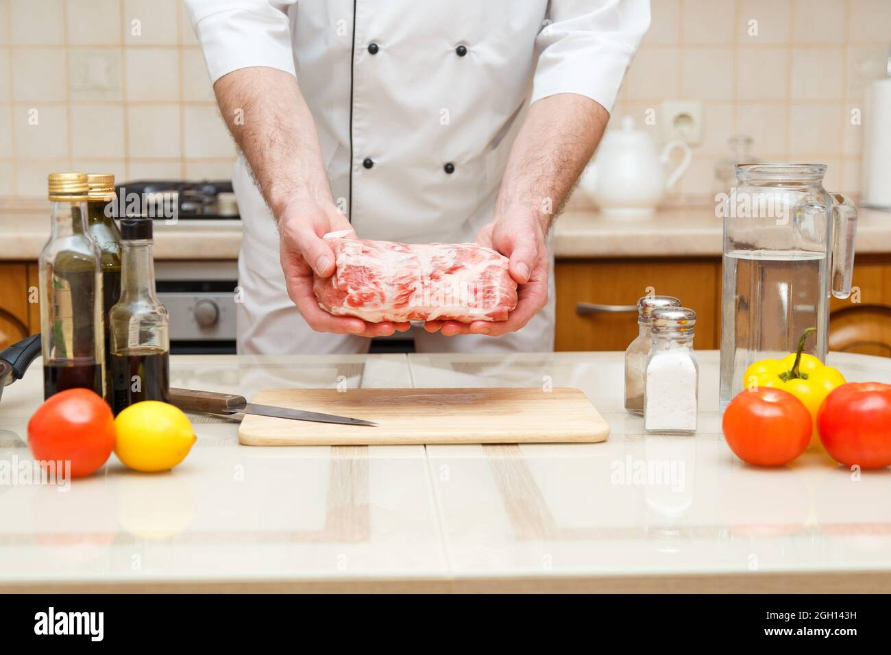 Hand the meat hi-res stock photography and images - Alamy