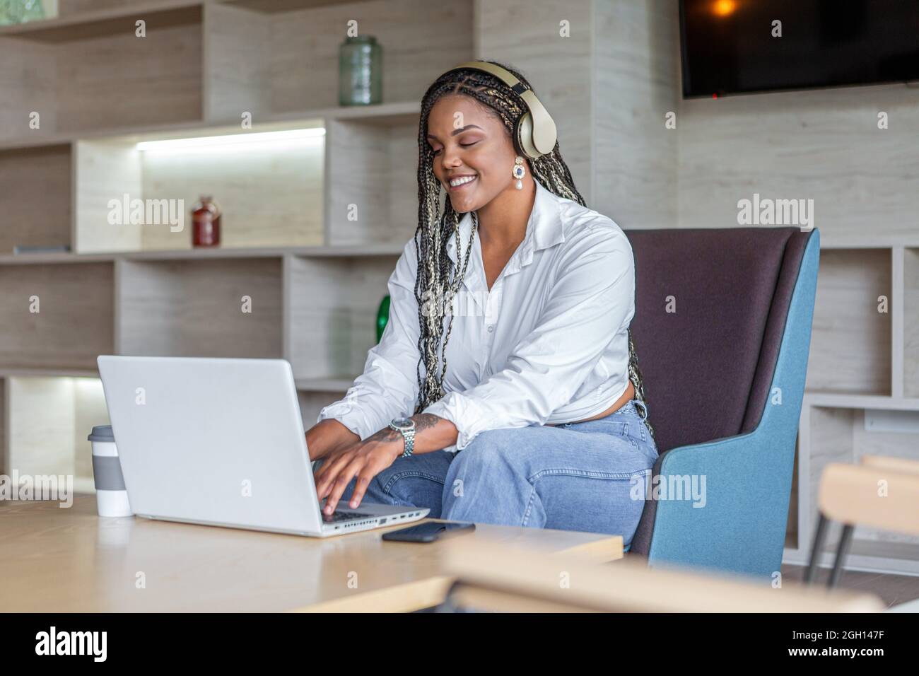 African american woman computer hi-res stock photography and images - Alamy