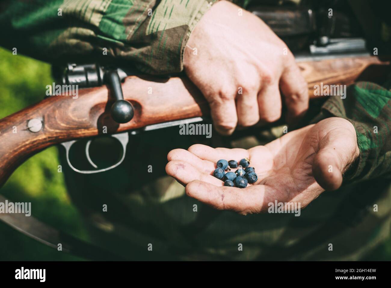 Hand holding rifle hi-res stock photography and images - Alamy