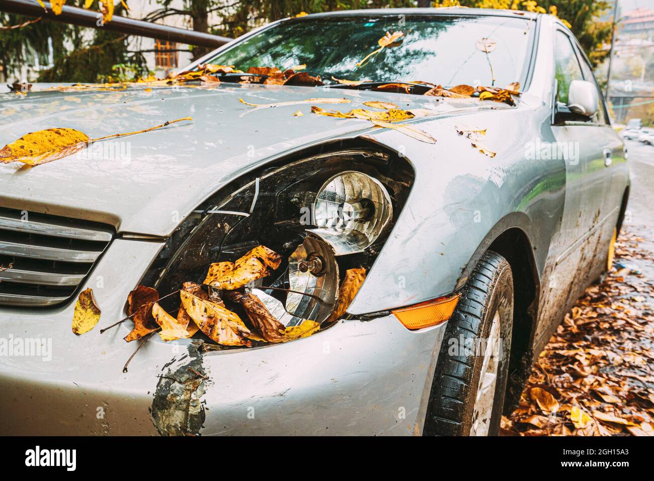 Car hit street lamp hi-res stock photography and images - Alamy