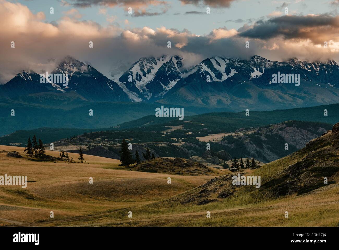 View of the Kurai steppes in the Altai Mountains Stock Photo - Alamy