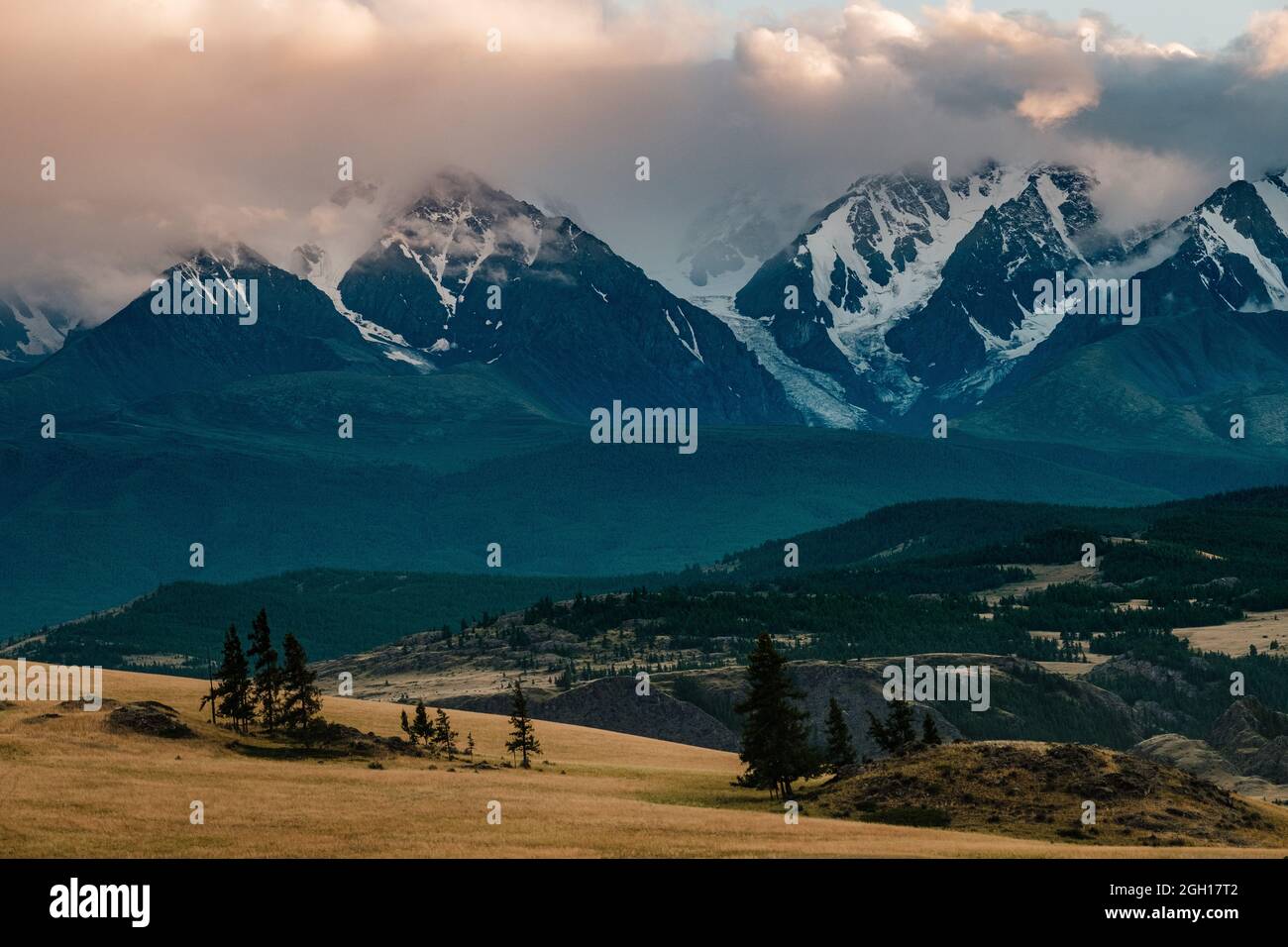View of the Kurai steppes in the Altai Mountains Stock Photo - Alamy