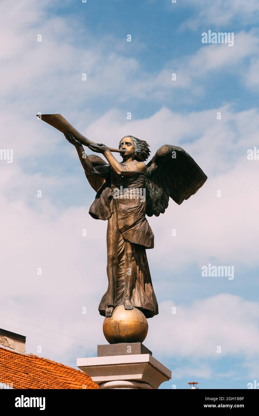 Angel statue with trumpet hi-res stock photography and images - Alamy