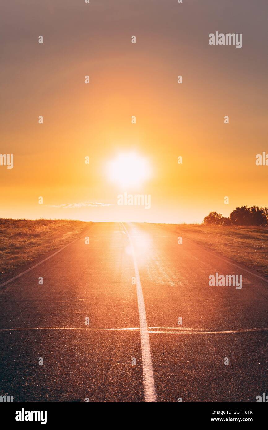 Sun rising over open road hi-res stock photography and images - Alamy