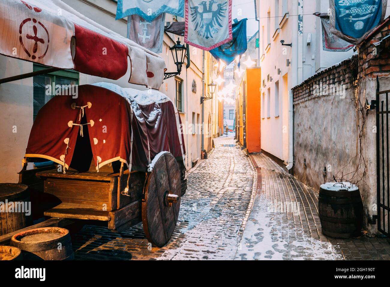 Medieval wooden cart hi-res stock photography and images - Alamy