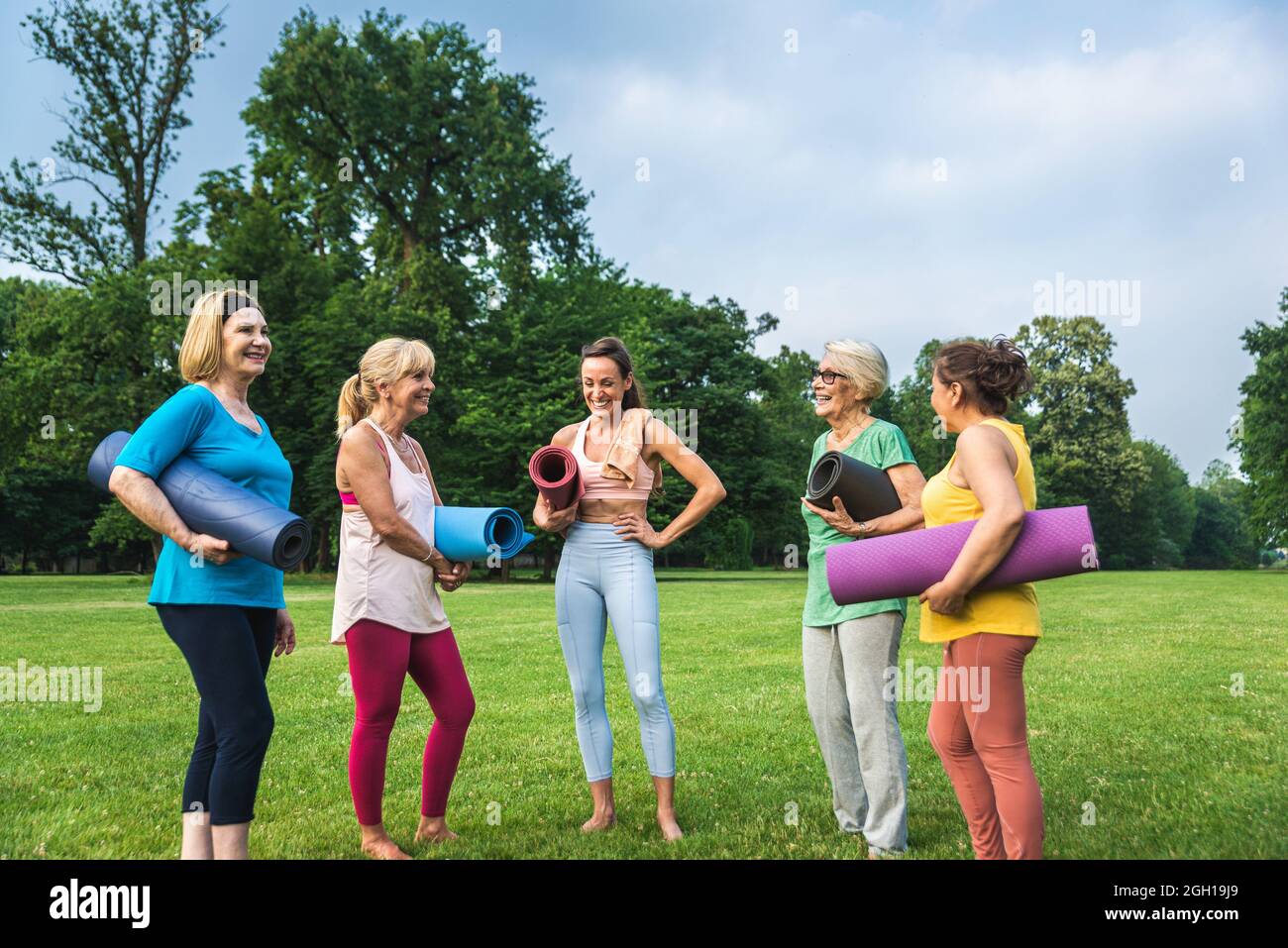 Elderly group bonding hi-res stock photography and images - Alamy