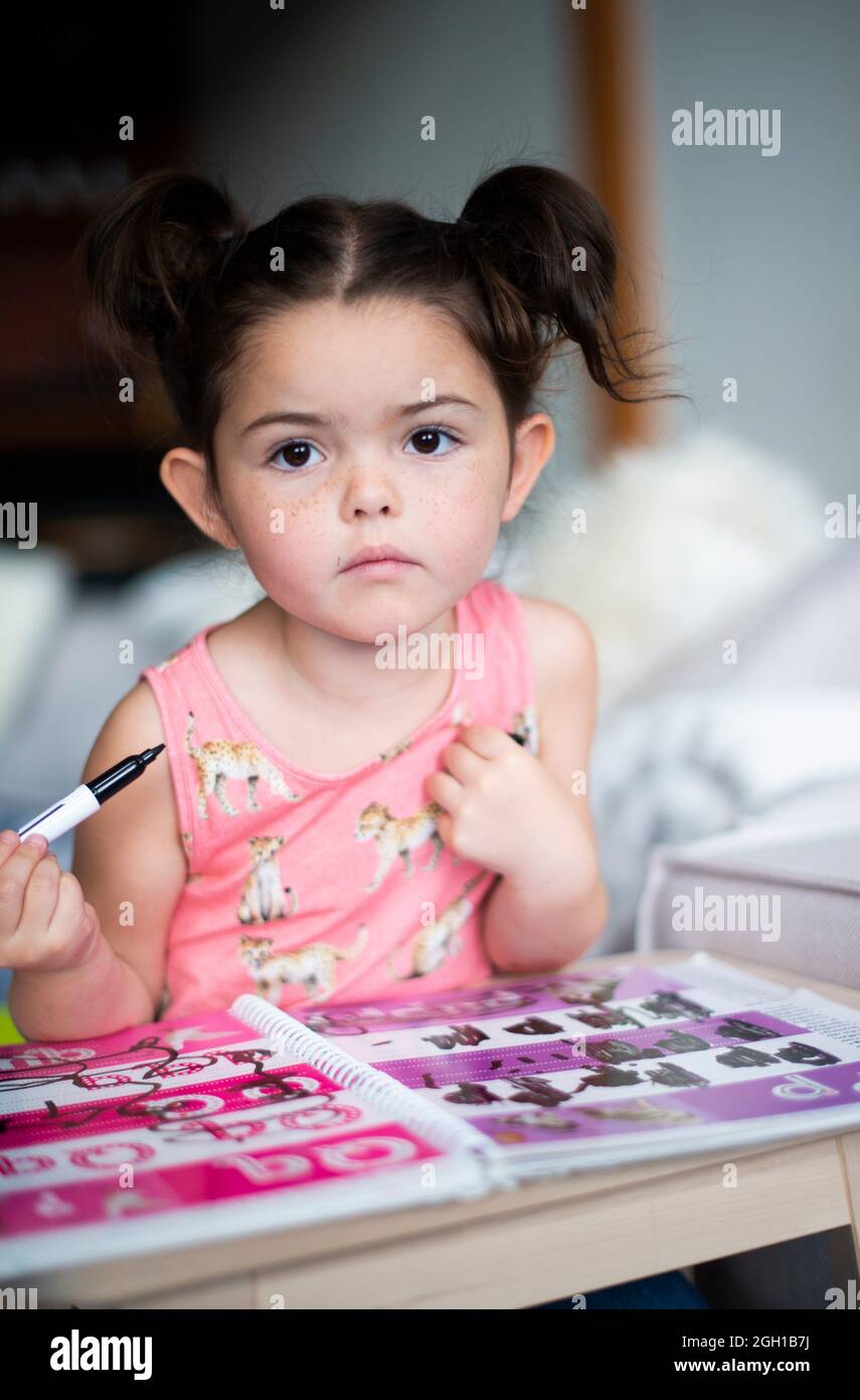 Girl colouring hi-res stock photography and images - Alamy