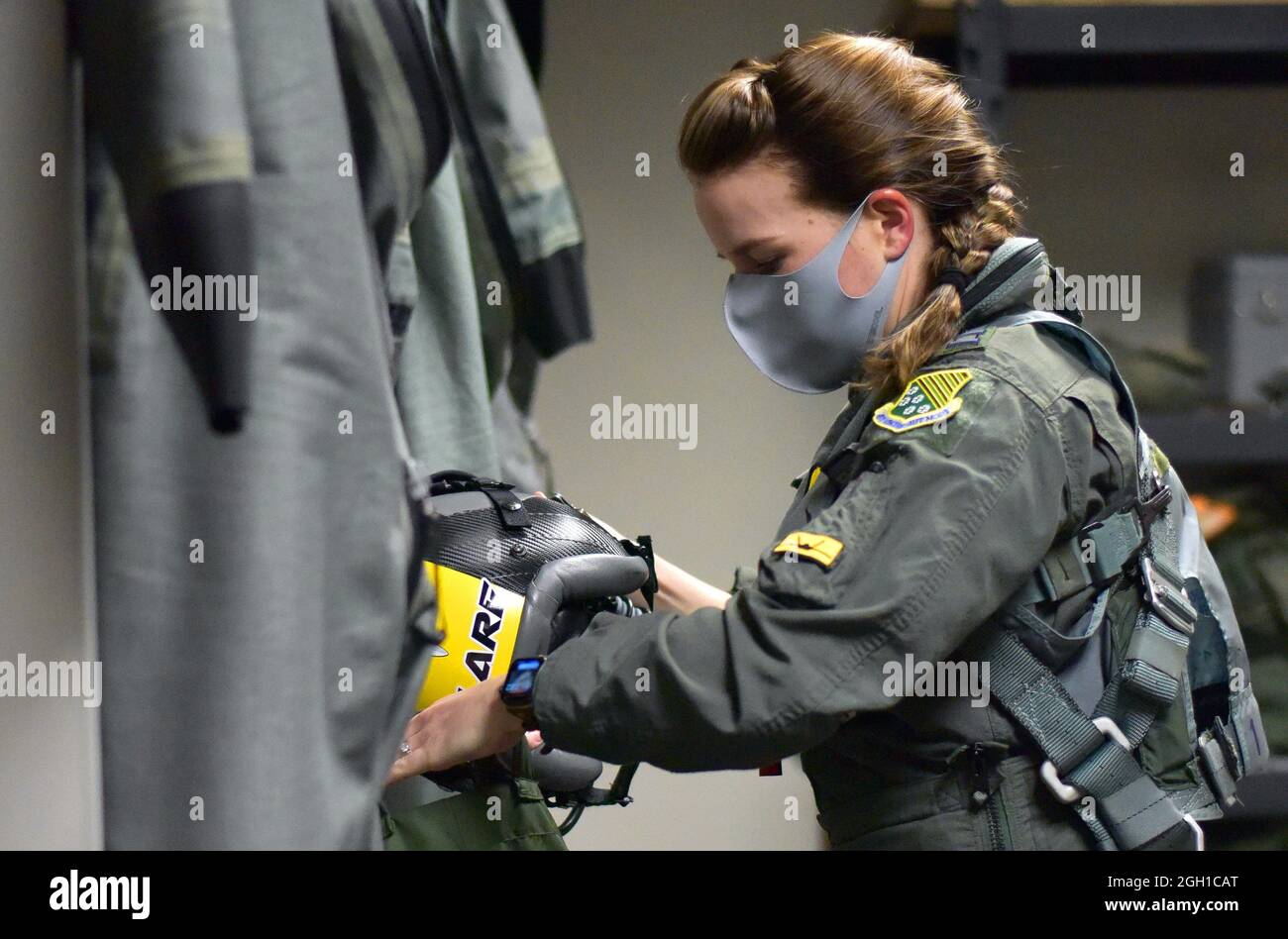 Female pilot uniform hi-res stock photography and images - Alamy