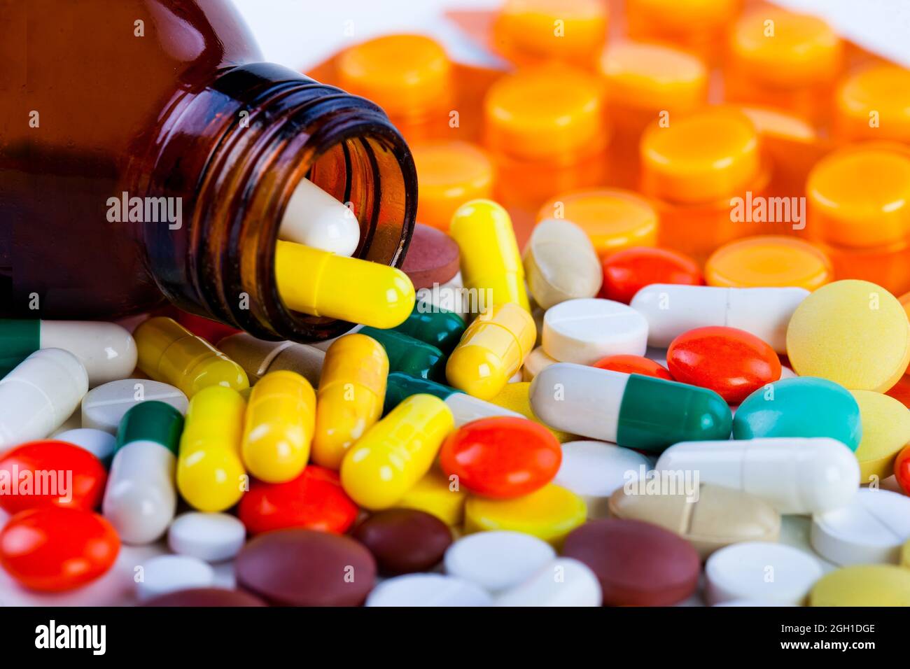 Different color pills hi-res stock photography and images - Alamy