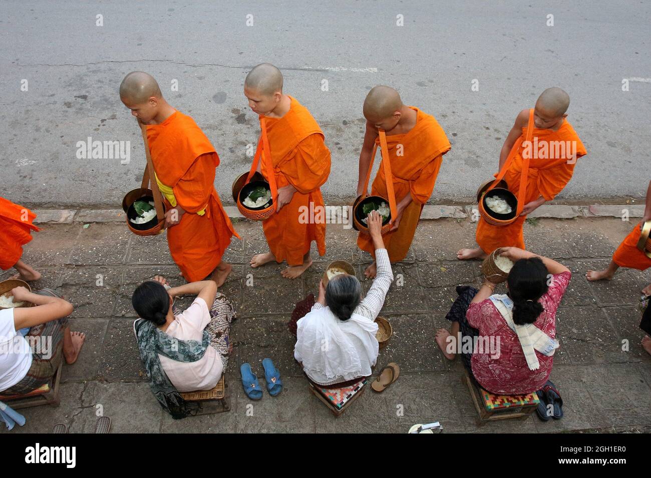 Giving alms middle east hi-res stock photography and images - Alamy