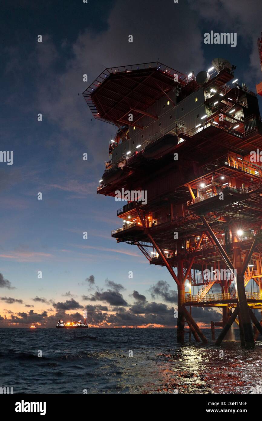Oil Rig, vertical view, before sunrise, Huizhou 19 oilfield, South ...