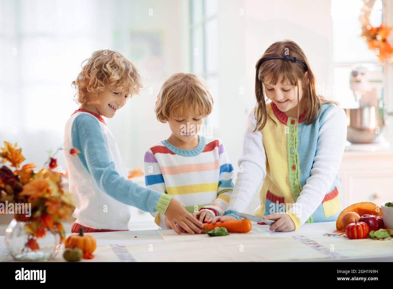 Boy setting dinner table hi-res stock photography and images - Alamy