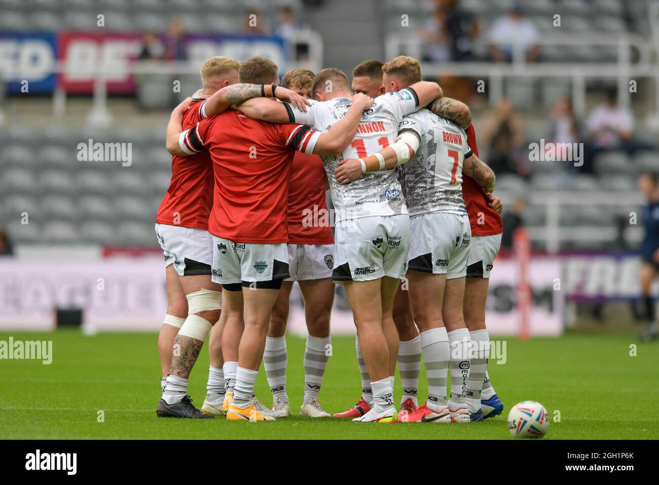 The Salford Red Devils players form a huddle before the game Stock ...