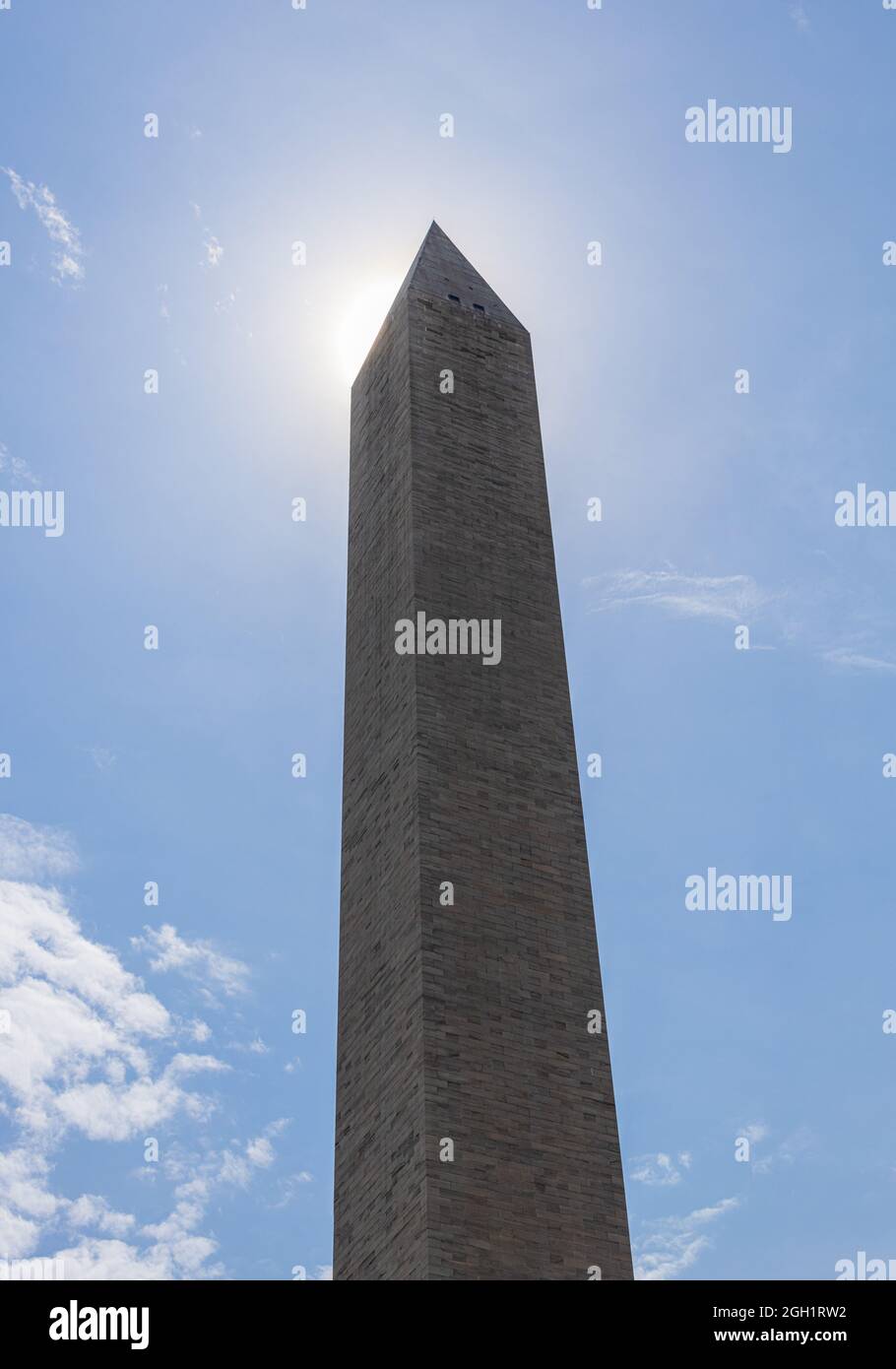 Sun behind the tip of the Washington Monument in Washington DC Stock ...