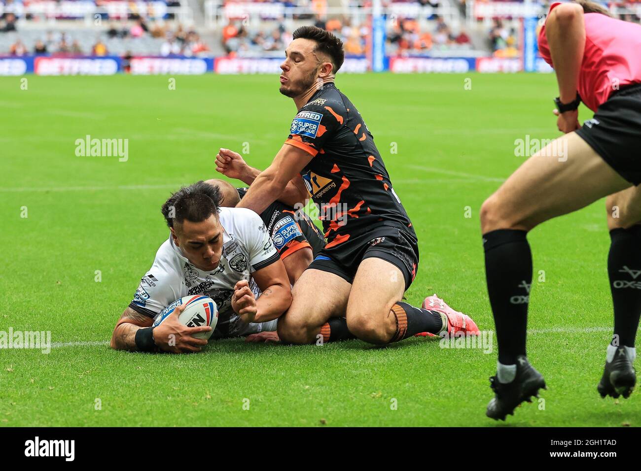 Ken Sio (2) of Salford Red Devils goes over for a try Stock Photo - Alamy