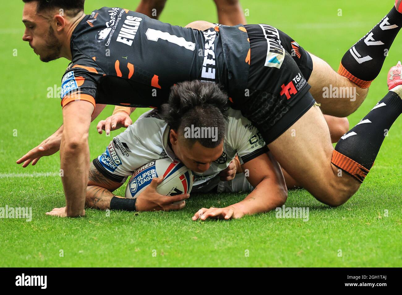 Ken Sio (2) of Salford Red Devils goes over for a try Stock Photo - Alamy