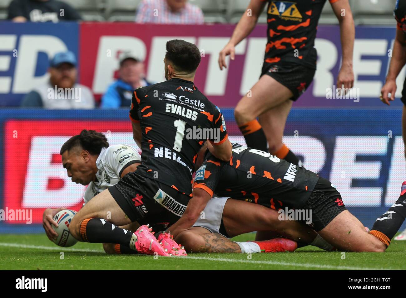 Ken Sio (2) of Salford Red Devils goes over for a try Stock Photo - Alamy