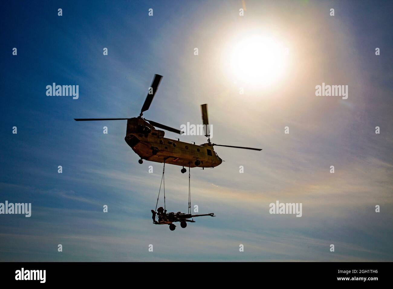 A ch 47 chinook helicopter hi-res stock photography and images - Alamy