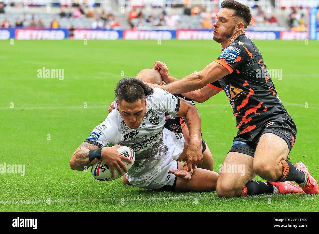 Ken Sio (2) of Salford Red Devils goes over for a try Stock Photo - Alamy