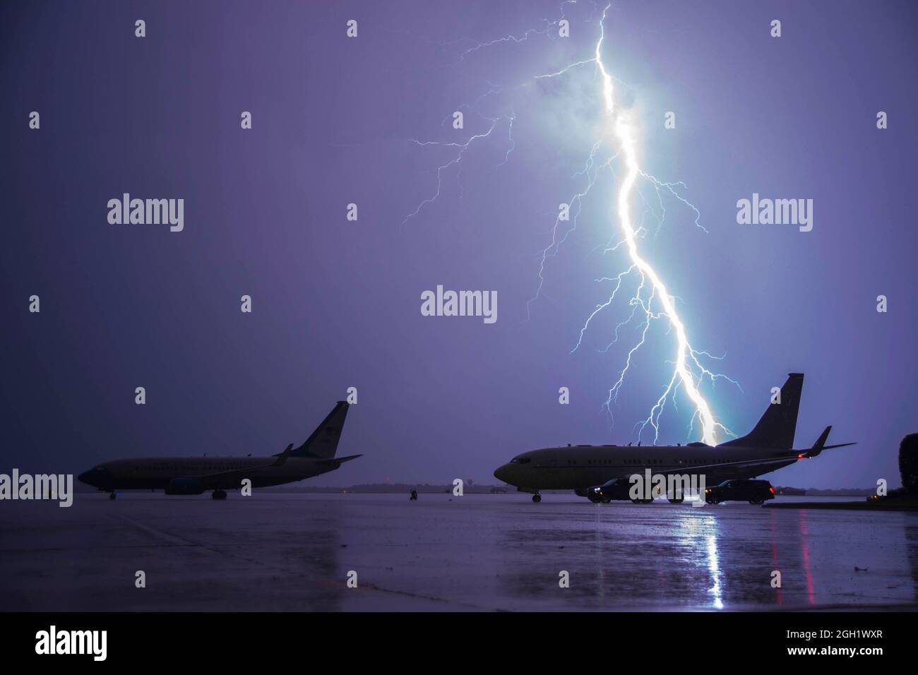 Lightning strikes aircraft hi-res stock photography and images - Alamy