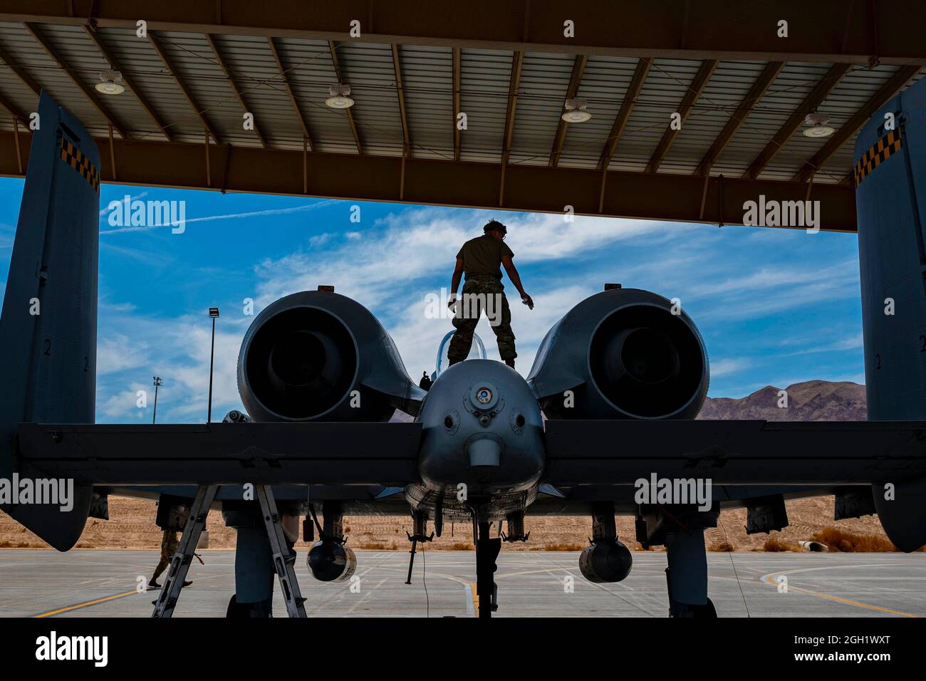 Aircraft maintainer hi-res stock photography and images - Alamy