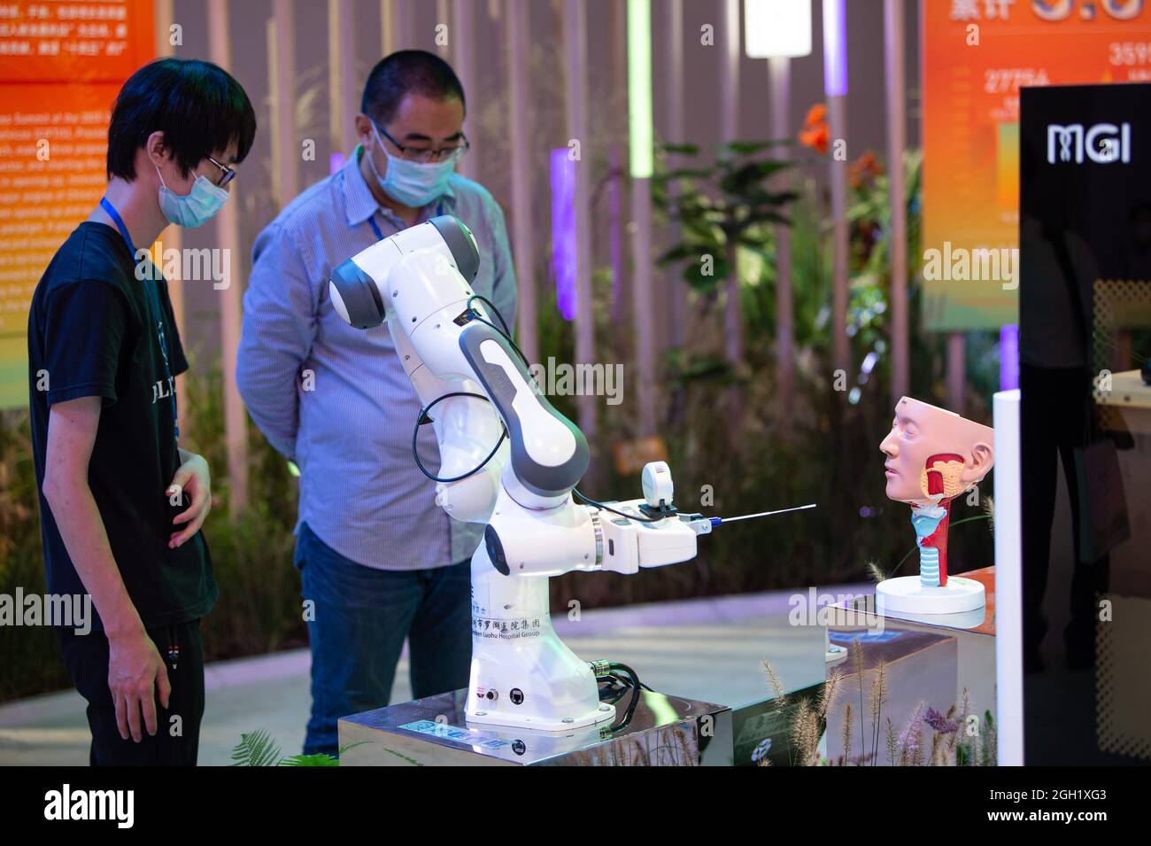 Nucleic acid robot hi-res stock photography and images - Alamy